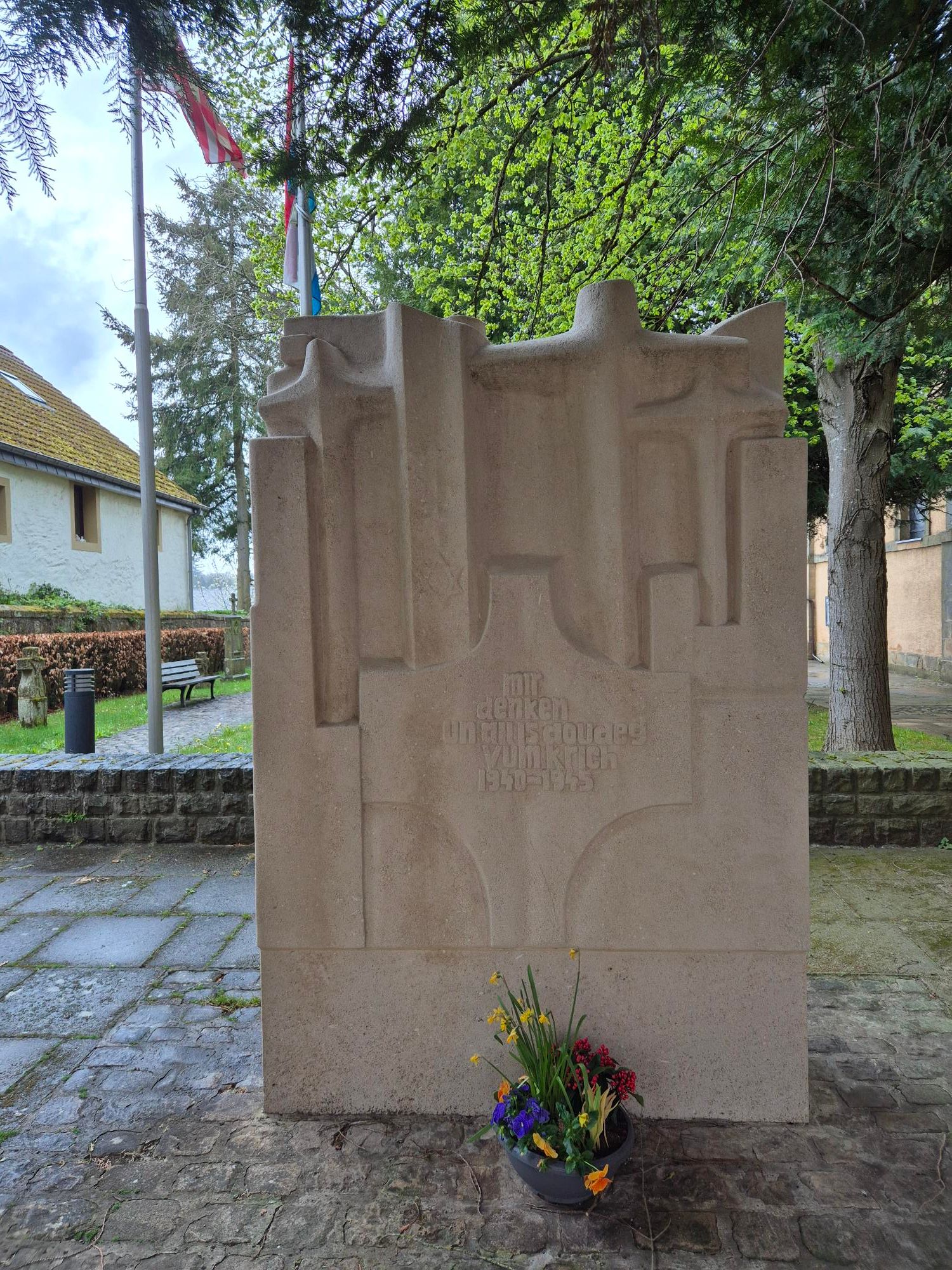 Pierre commémorative en souvenir des victimes de la guerre à Consdorf ...