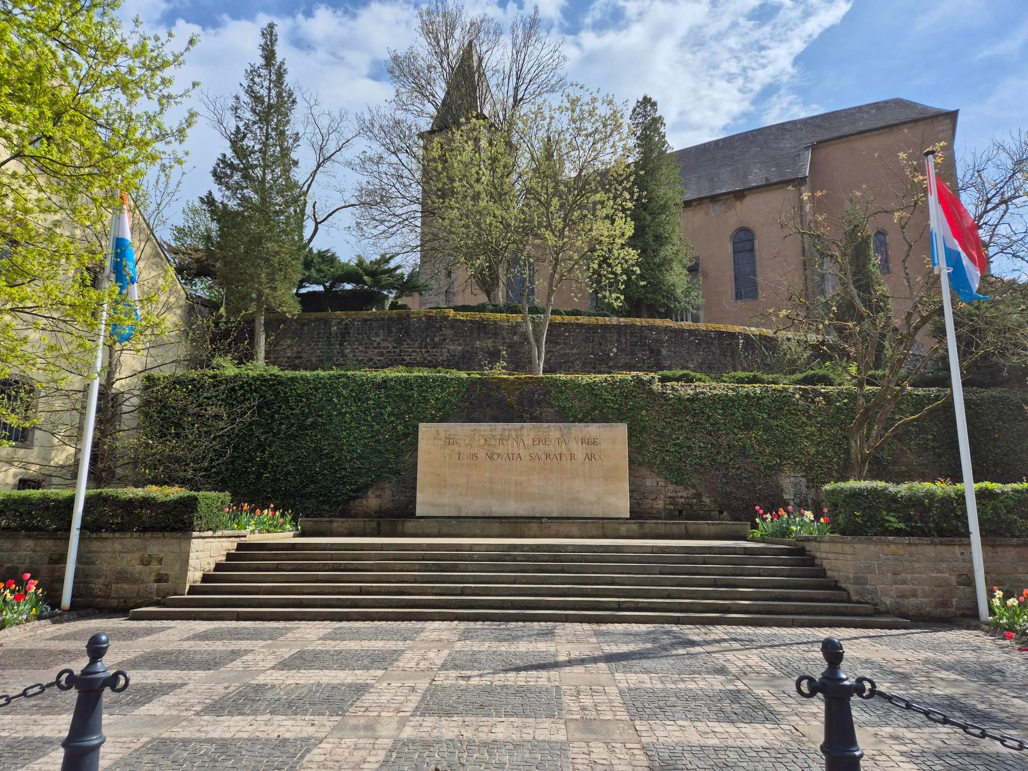 Monument aux Morts - Kriegerdenkmal Echternach - Mullerthal